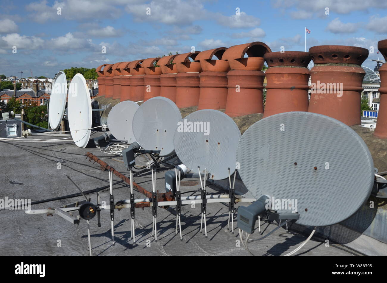 Hdr satellite dish hi-res stock photography and images - Alamy