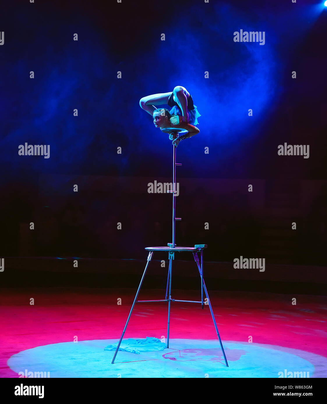 Acrobat girl hi-res stock photography and images - Alamy