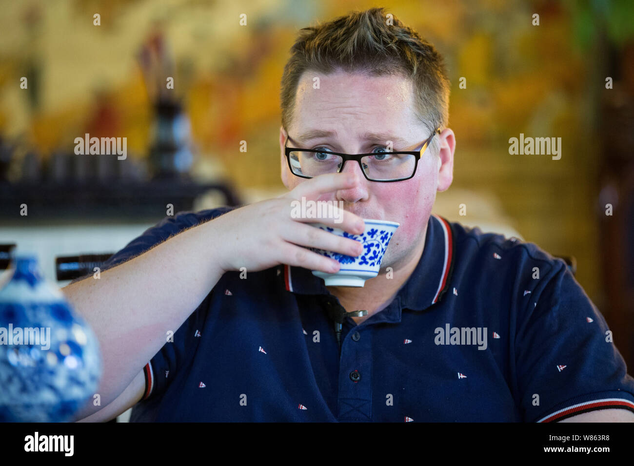 German Internet celebrity Thomas, nicknamed "Afu", enjoys Longjing Tea ...