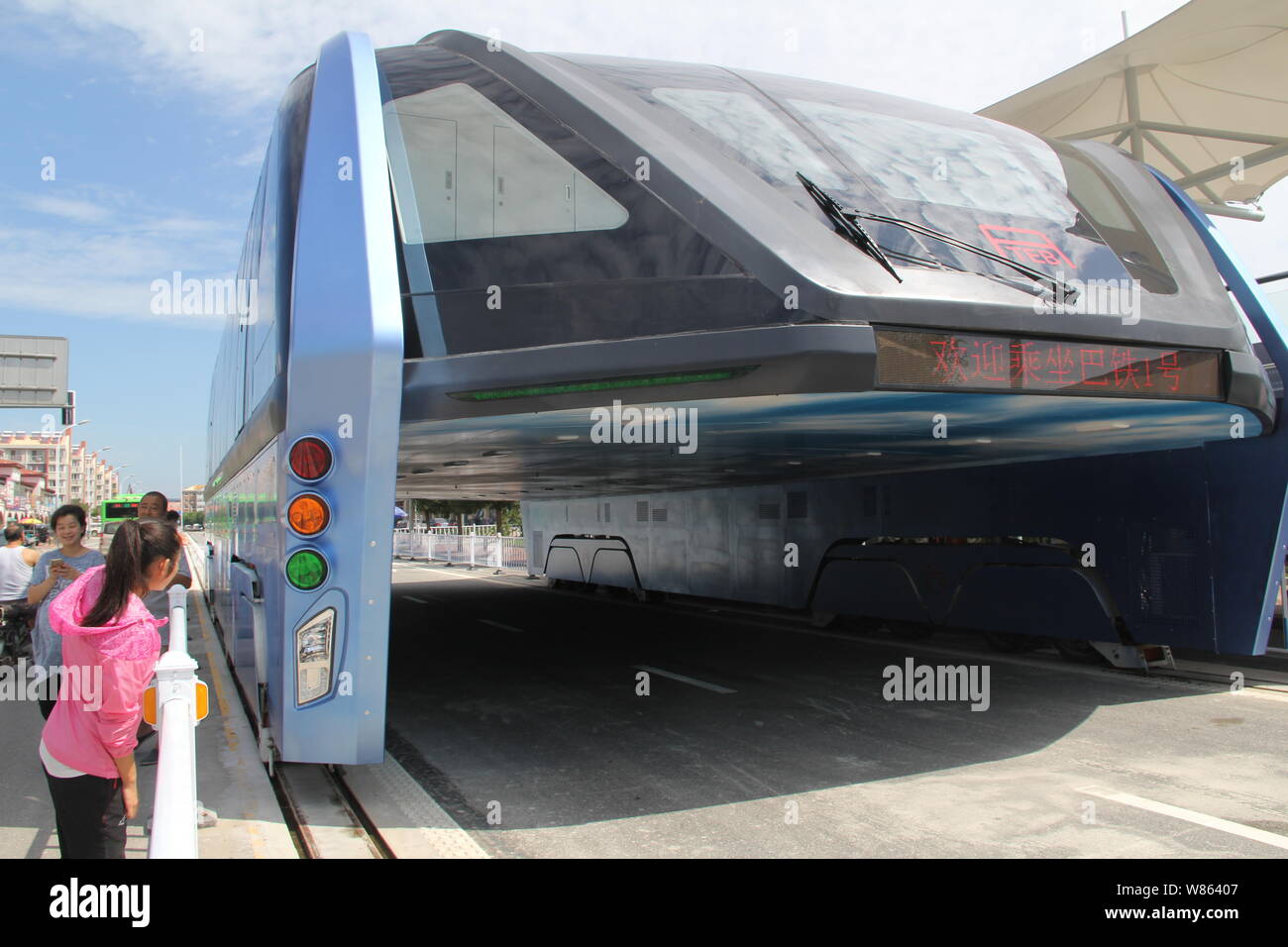 Transit elevated bus china hi-res stock photography and images - Alamy