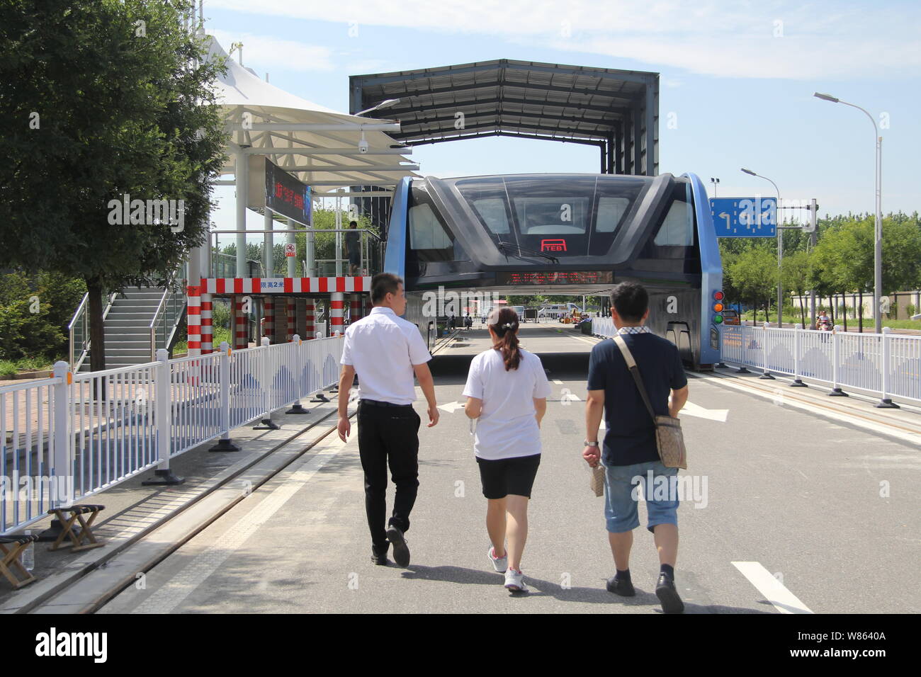 Transit elevated bus in china hi-res stock photography and images - Alamy