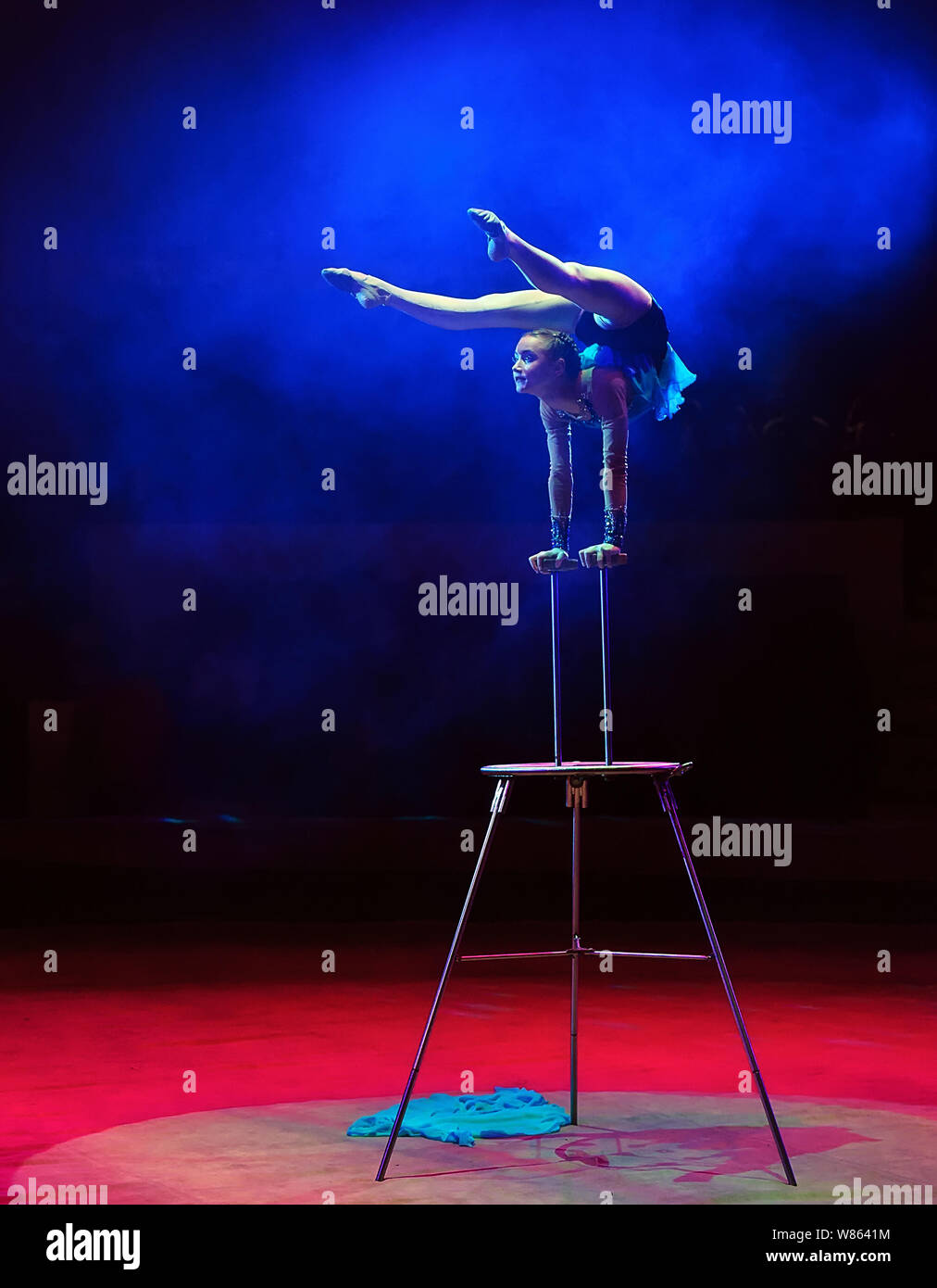 Performance of the acrobat girl in the circus Stock Photo - Alamy
