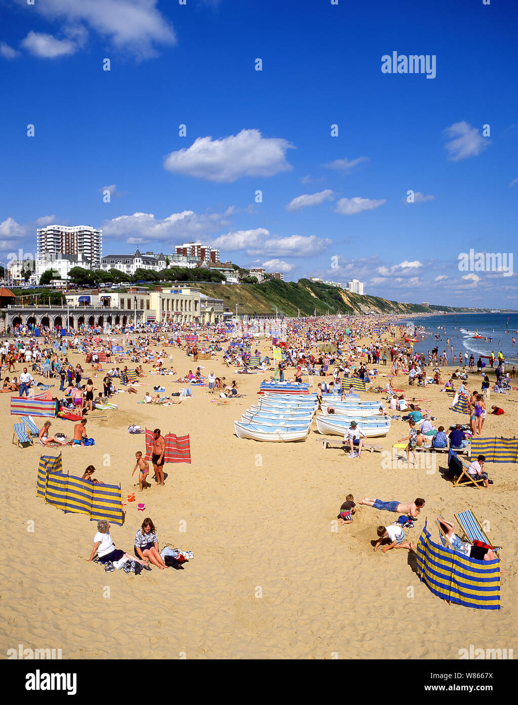 Crowded beach in summer bournemouth hi-res stock photography and images ...