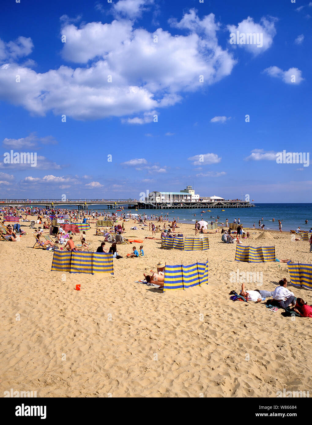 Crowded beach england hi-res stock photography and images - Alamy