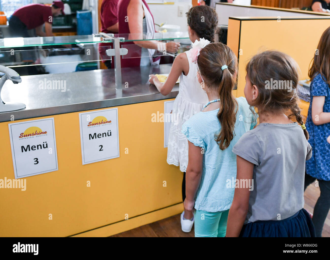 Primary school lunch queue hi-res stock photography and images - Alamy