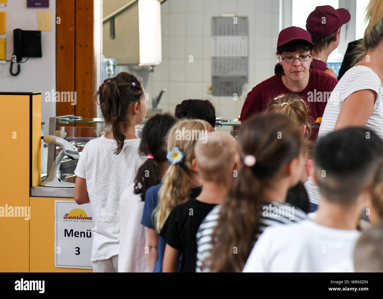 Primary school lunch queue hi-res stock photography and images - Alamy