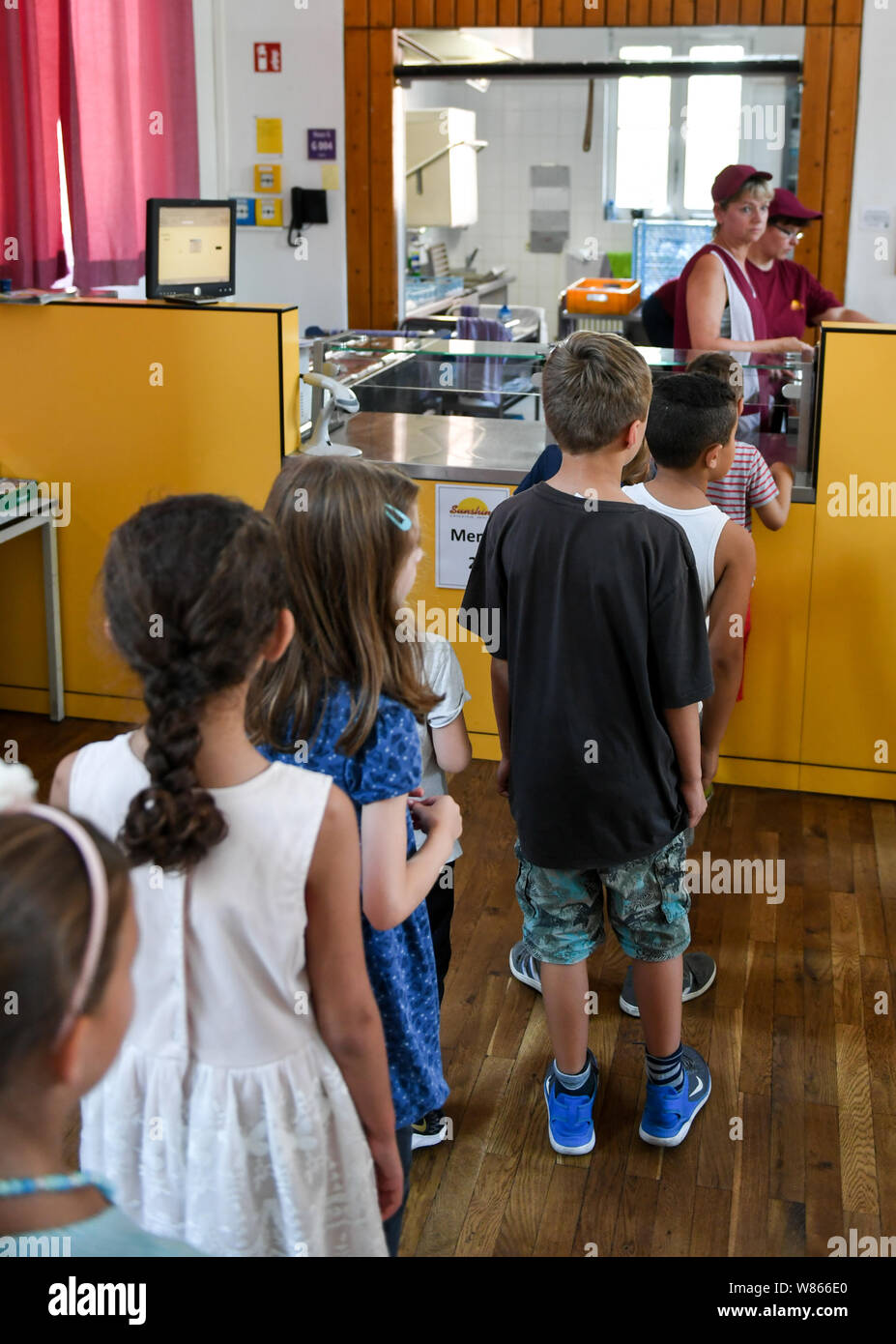 Primary school lunch queue hi-res stock photography and images - Alamy