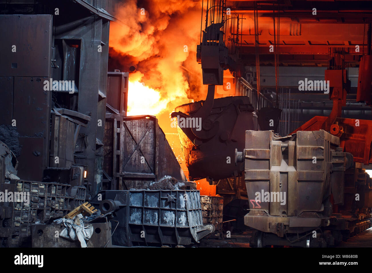 Worker pouring molten iron hi-res stock photography and images - Alamy