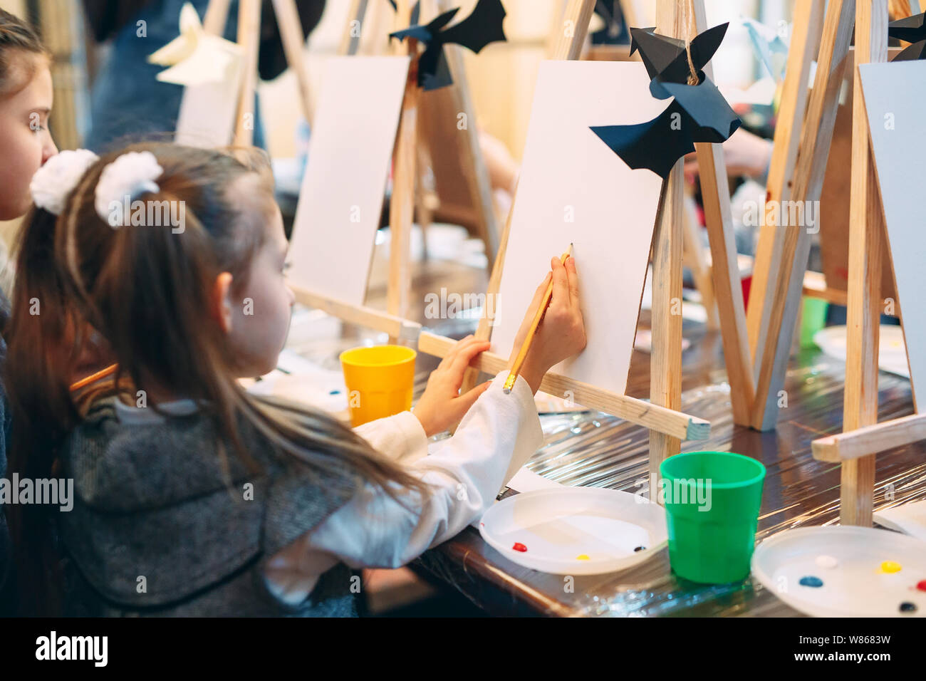 group lesson in drawing. Children learn to draw in the classroom Stock ...