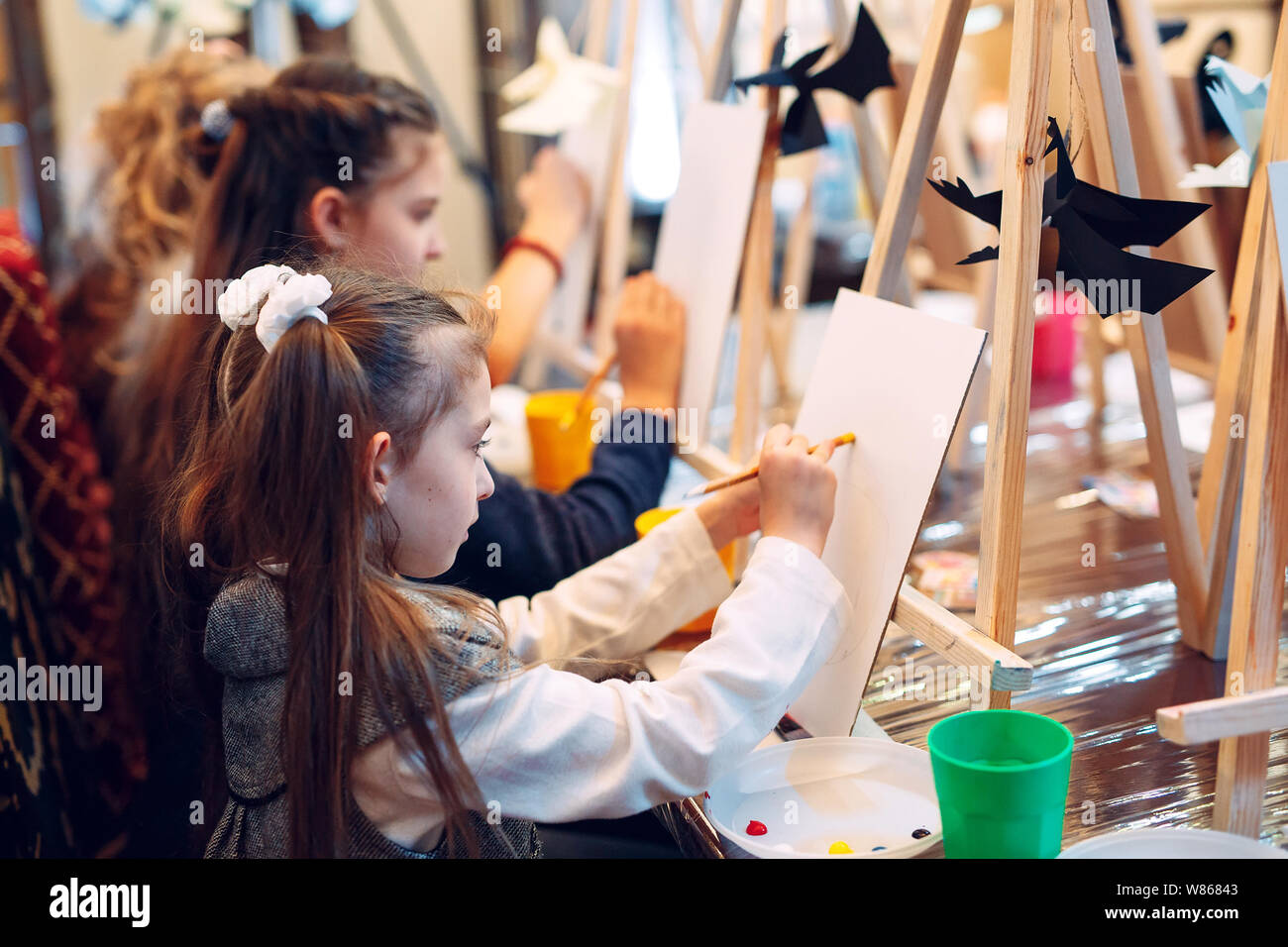group lesson in drawing. Children learn to draw in the classroom Stock ...