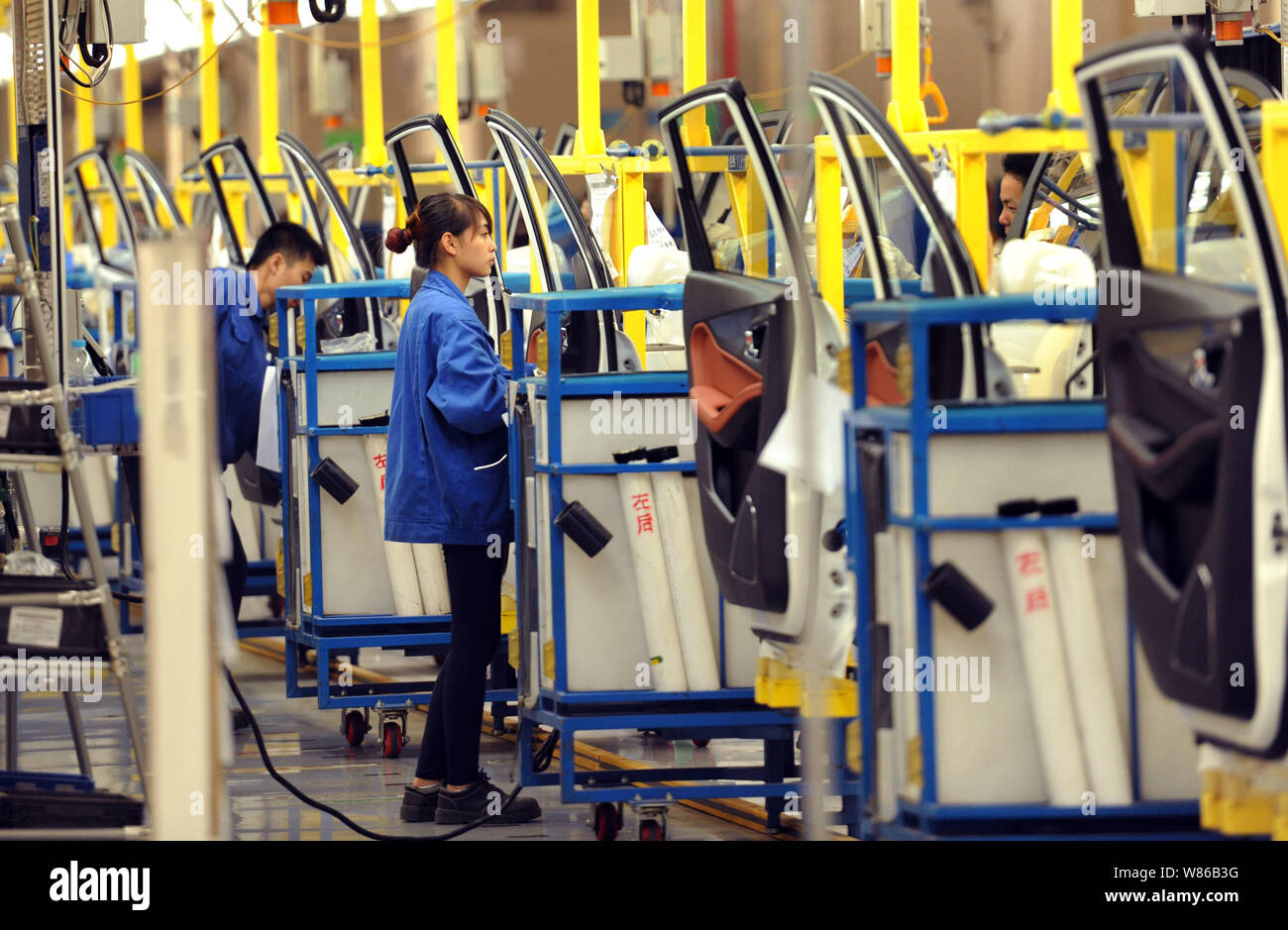 --FILE--Chinese workers assemble Baojun cars at an auto plant of SGMW ...