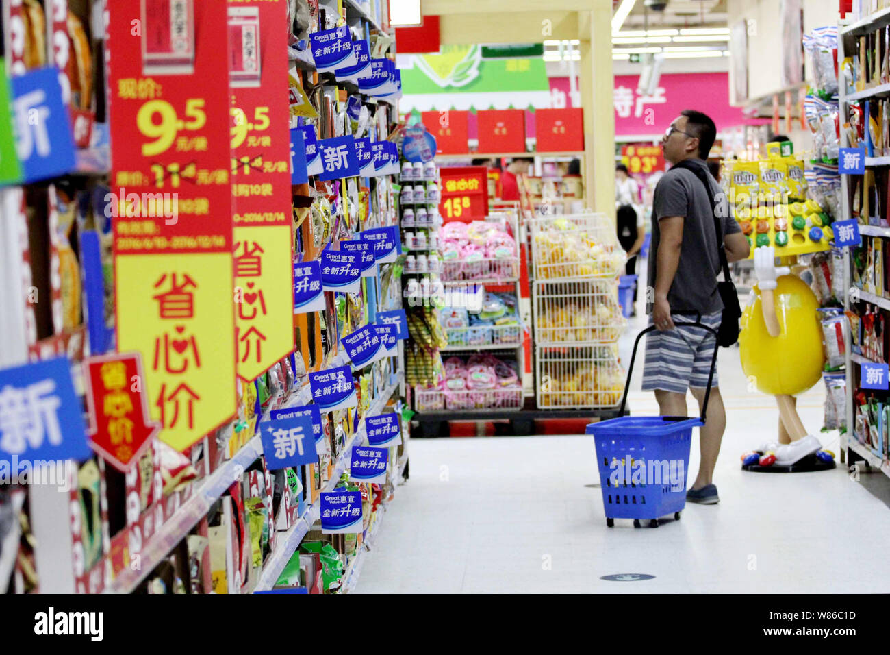 --FILE--A Chinese customer is shopping at a supermarket in Nanjing city ...