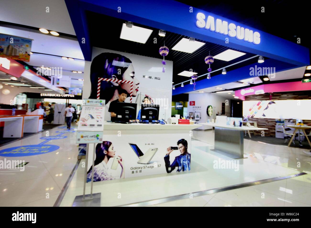 Samsung booth hi-res stock photography and images - Alamy