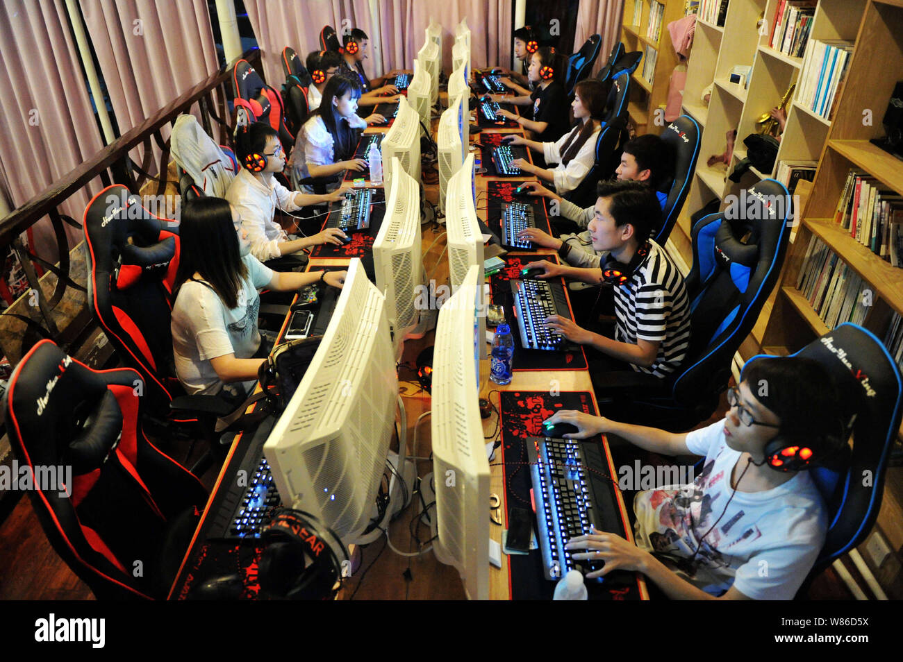 Netizens cyber cafe china hi-res stock photography and images - Alamy