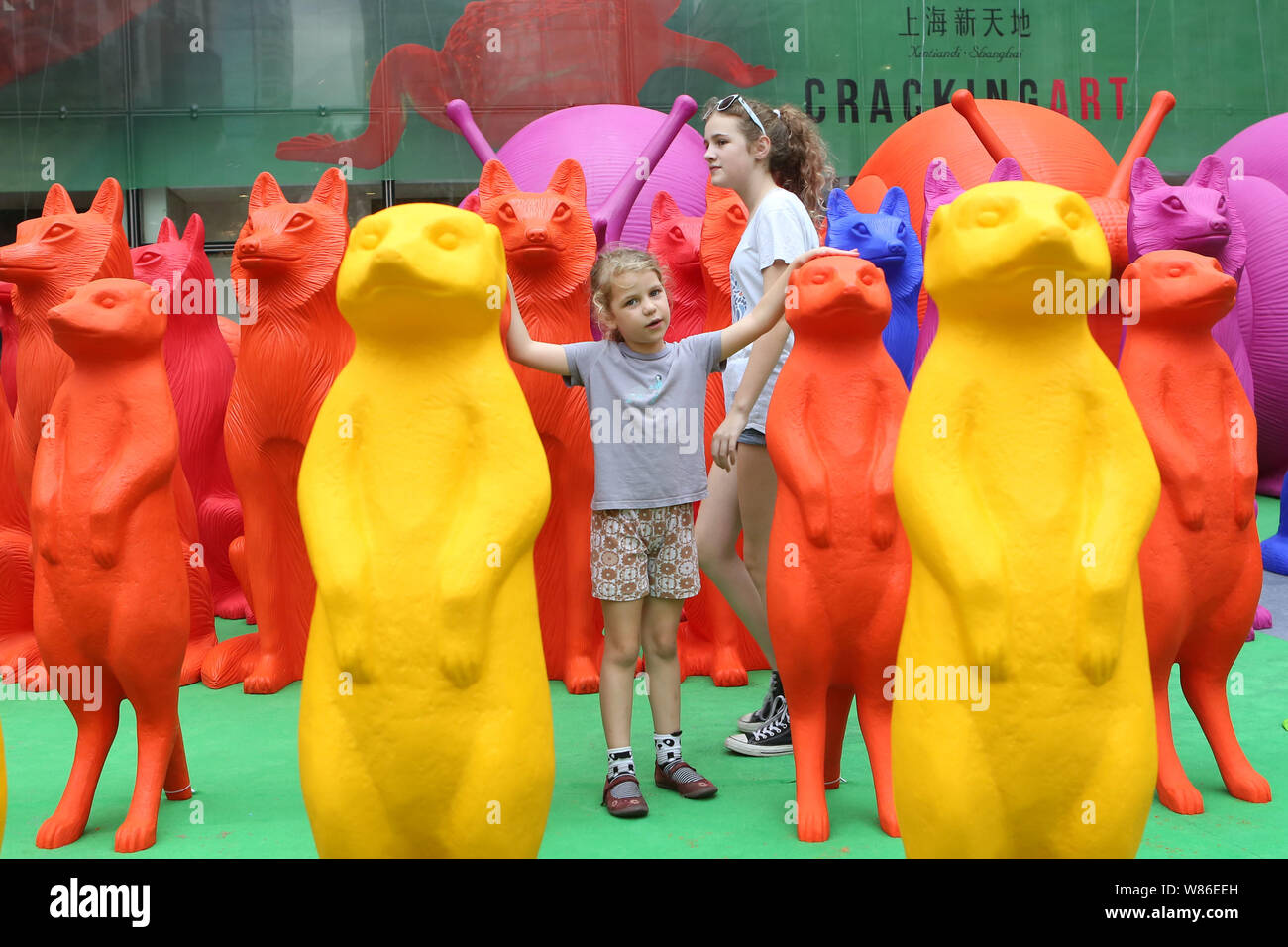 Cracking art animals hi-res stock photography and images - Alamy