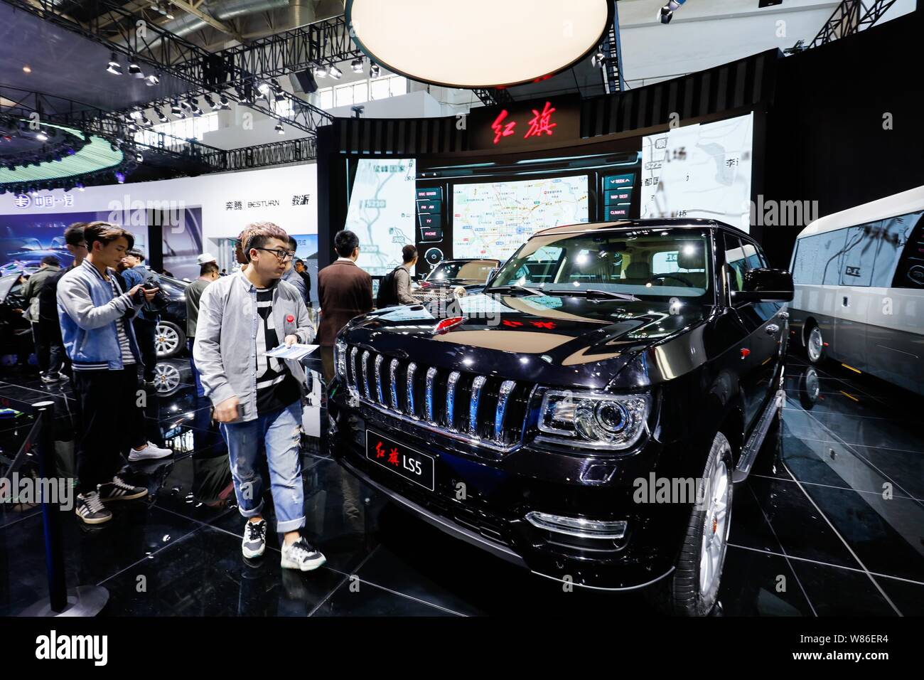 --FILE--Chinese visitors look at a Hongqi (Red Flag) LS5 of FAW on ...