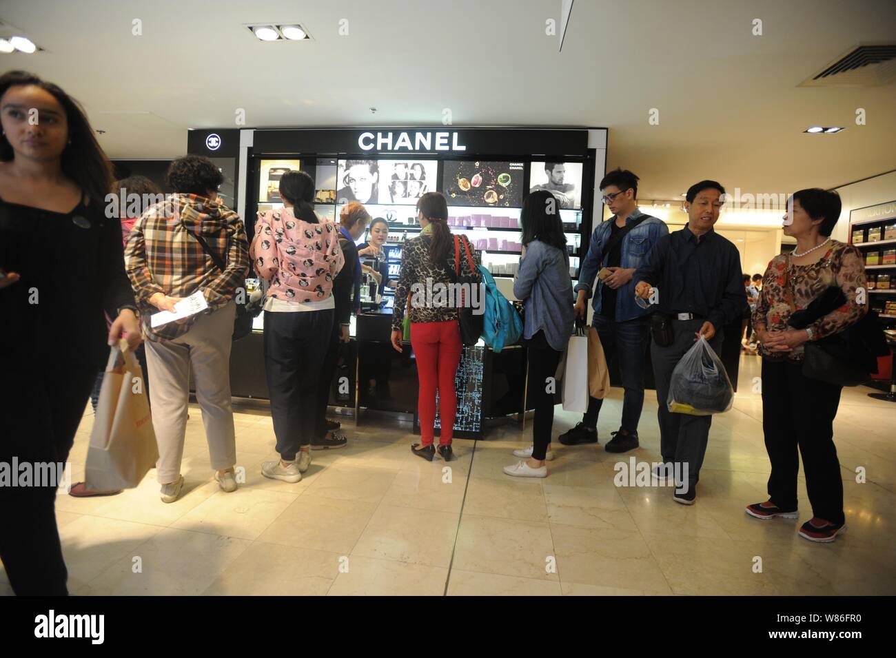Cosmetics counter hi-res stock photography and images - Alamy