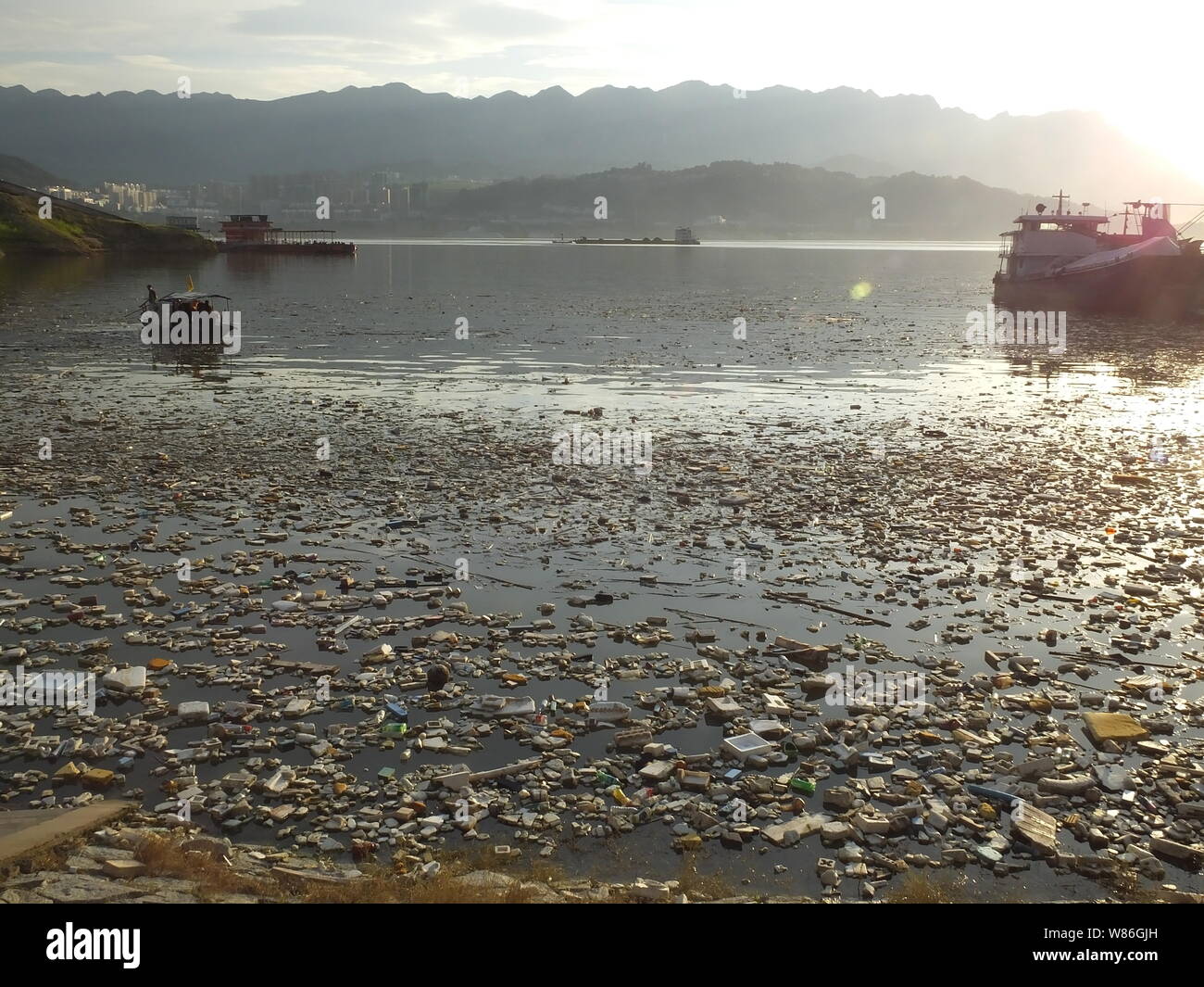 China dam reservoir hi-res stock photography and images - Alamy