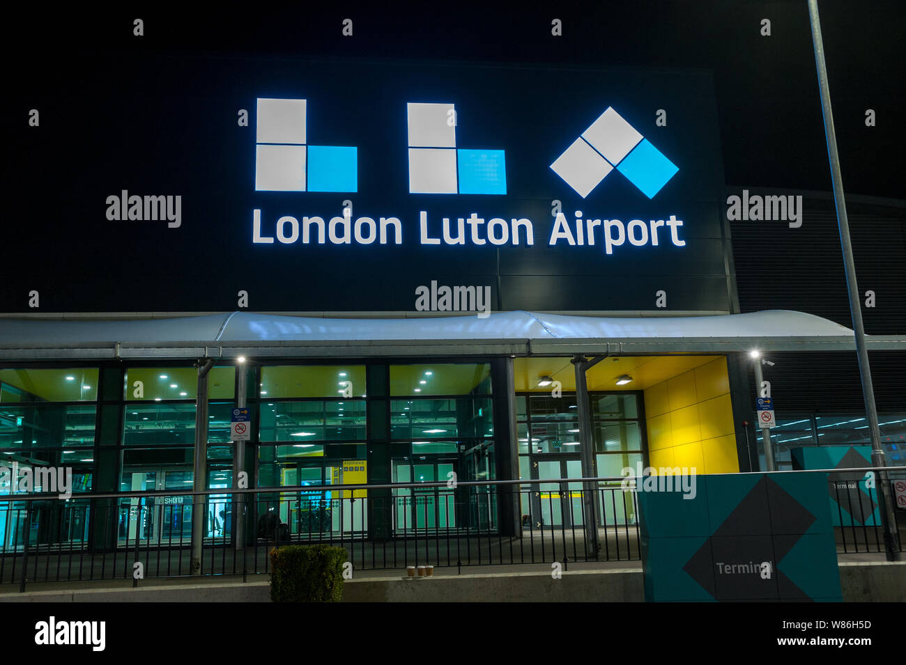 Uk airport security gate hi-res stock photography and images - Alamy
