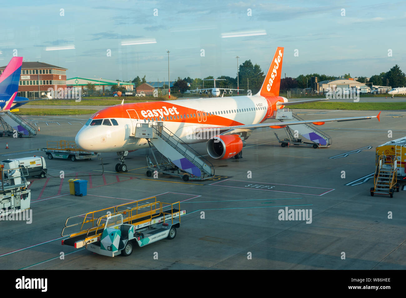 Airbus A320- easy jet Stock Photo - Alamy