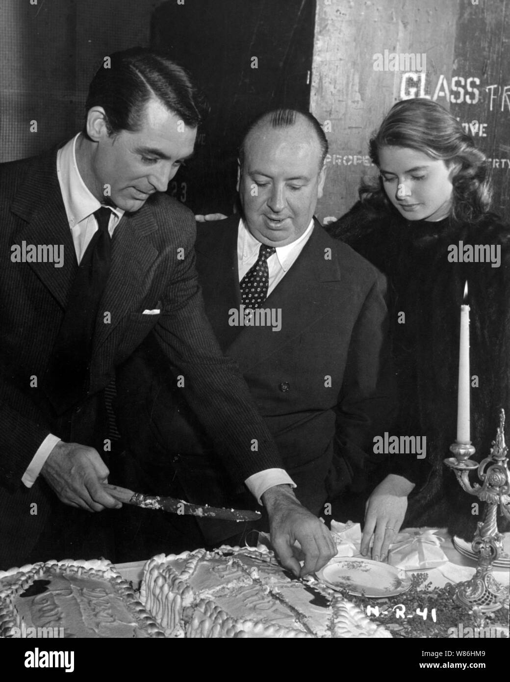 CARY GRANT , INGRID BERGMAN and ALFRED HITCHCOCK in NOTORIOUS (1946 ...