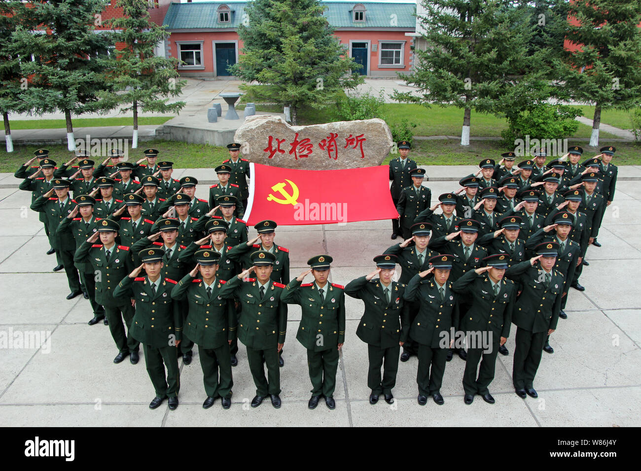 Chinese PLA (People's Liberation Army) soldiers and paramilitary ...