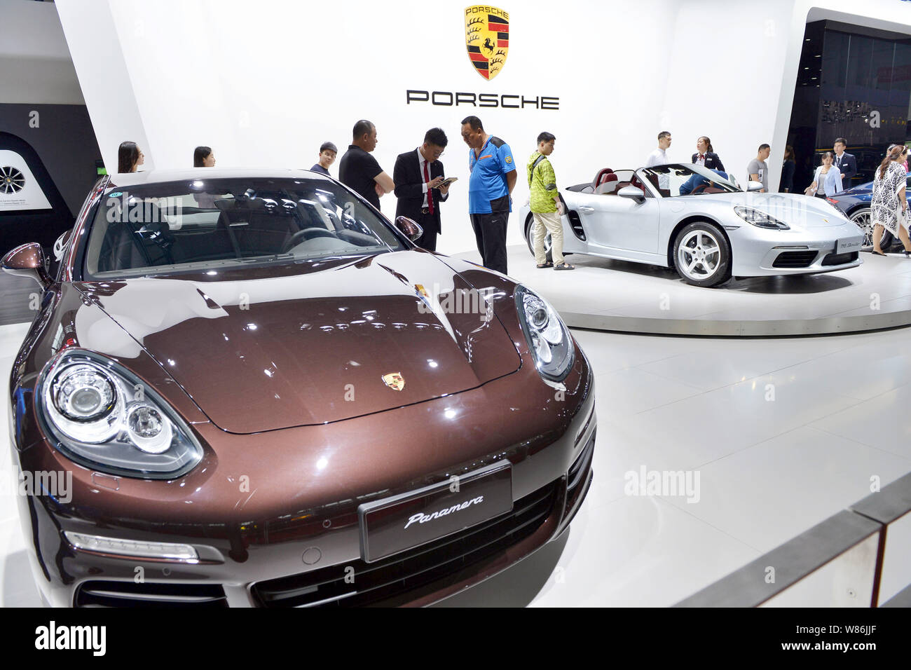 China auto dealers hi-res stock photography and images - Alamy