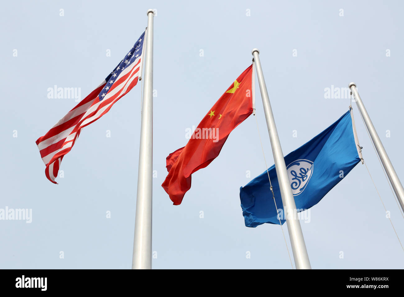 --FILE--Flags of the United States, China and General Electric flutter ...
