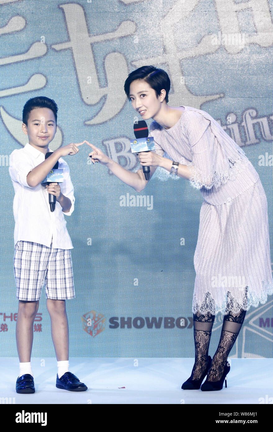 Taiwanese actress Gwei Lun-mei, right, and Chinese child star Wang ...