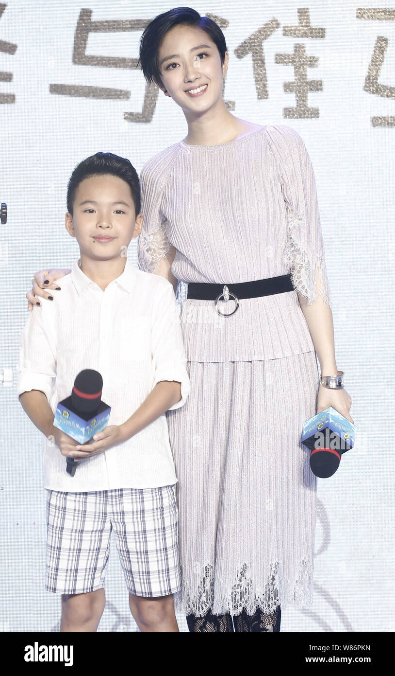 Taiwanese actress Gwei Lun-mei, right, and Chinese child star Wang ...