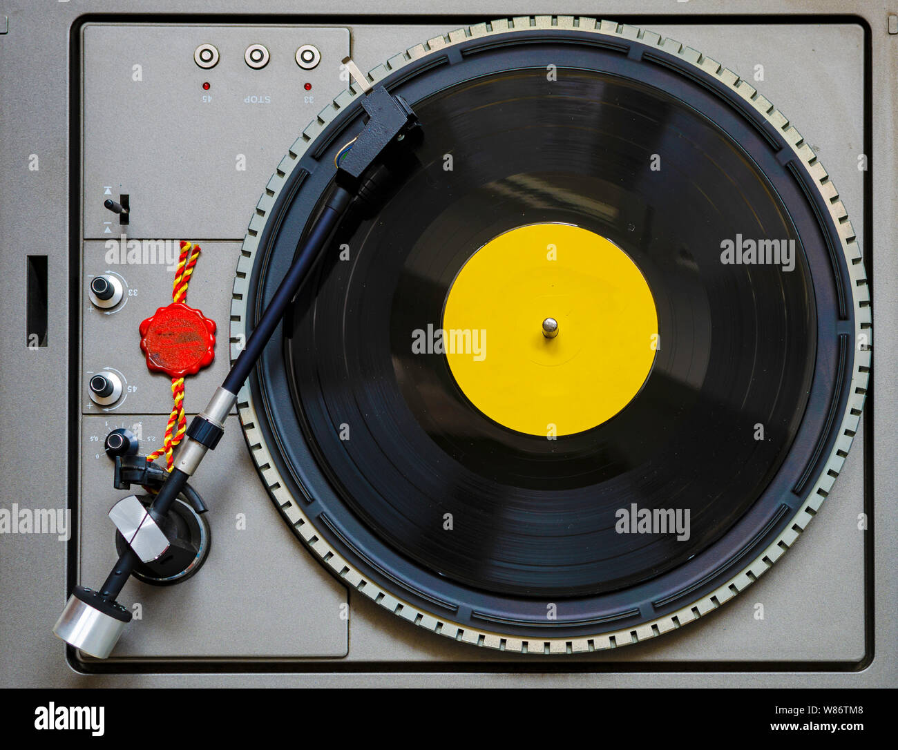 Turntable with the arm with the headshell resting on a 45 rpm record ...