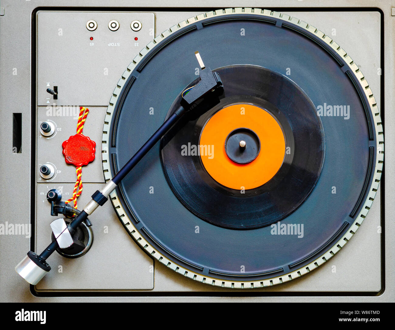 Turntable with the arm with the headshell resting on a 45 rpm record ...