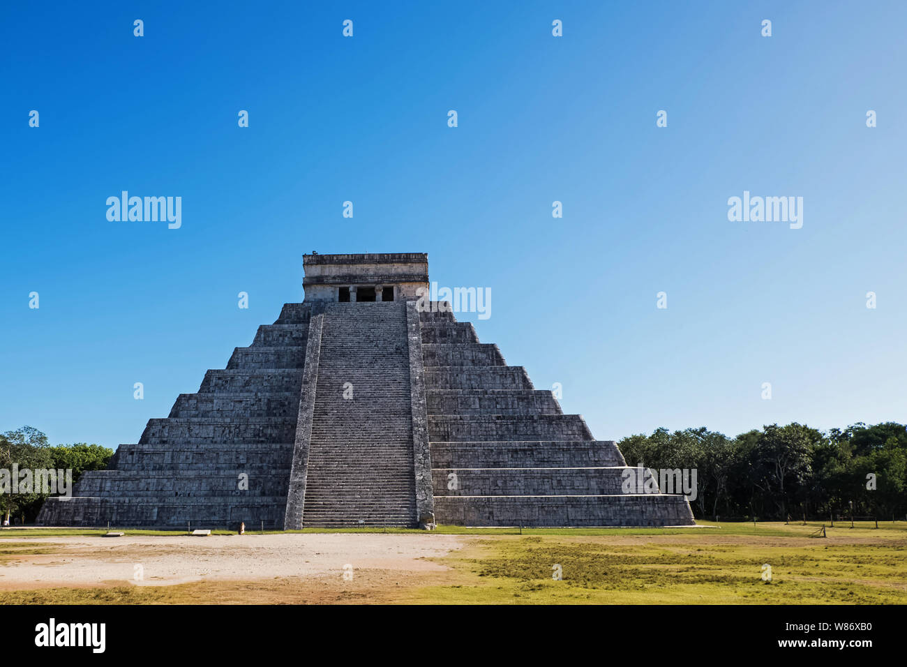 Famous Ancient Mayan temple Chichen itza Stock Photo - Alamy