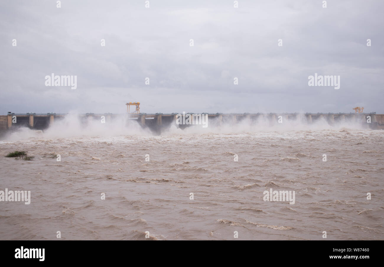 Dam and flood hi-res stock photography and images - Alamy