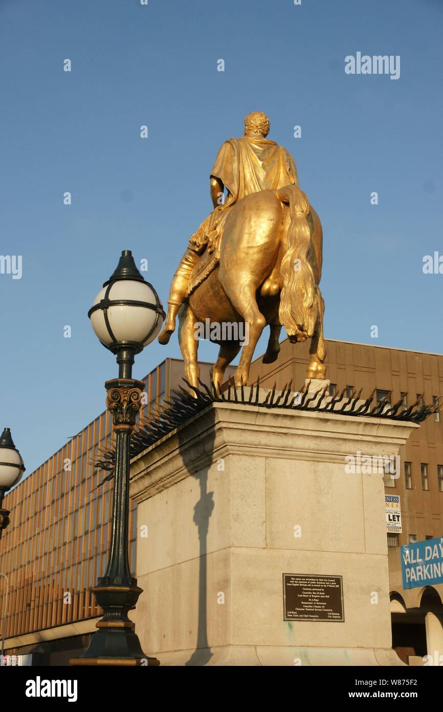 Gilded statue of king william iii hi-res stock photography and images ...