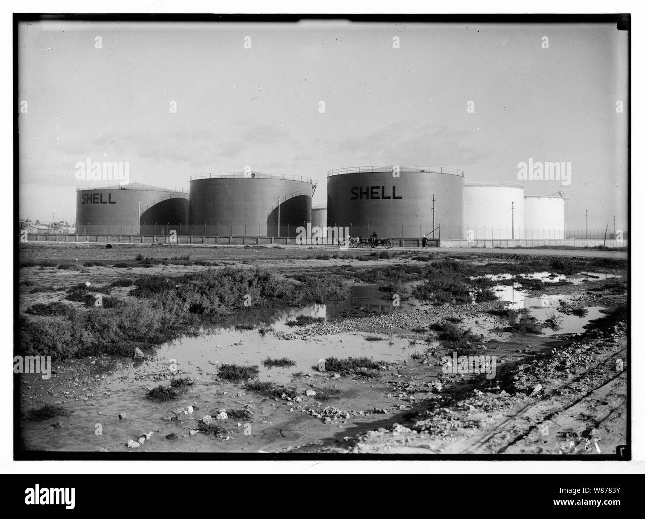 Shell oil tanks hi-res stock photography and images - Alamy
