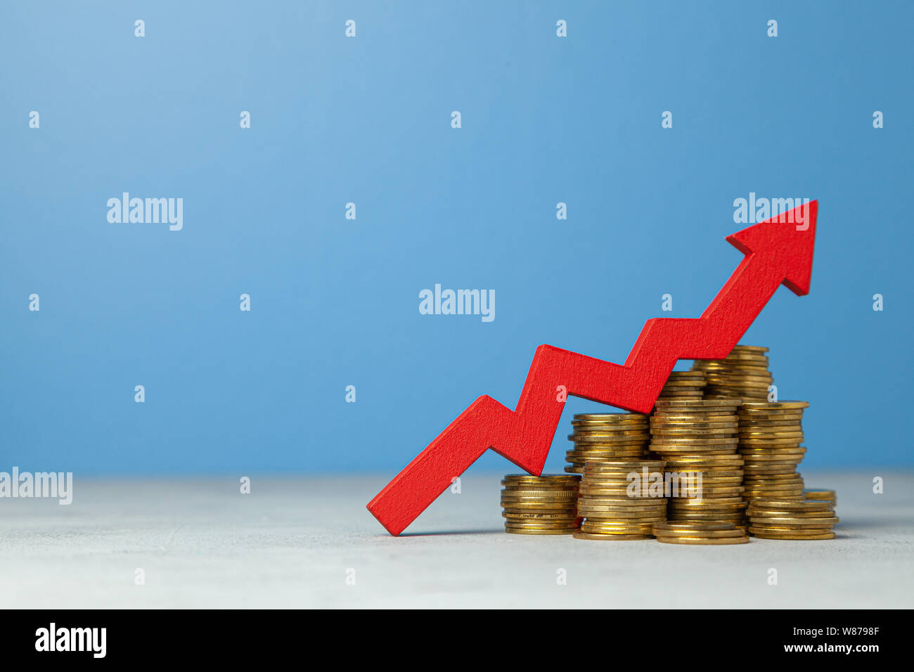 Increasing coins arrow hi-res stock photography and images - Alamy