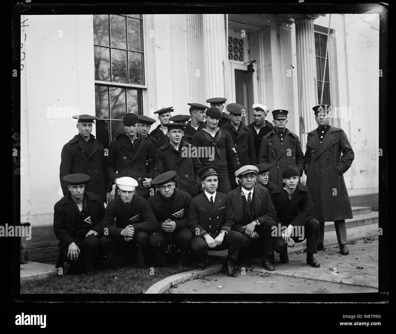 Navy white house washington hi-res stock photography and images - Alamy