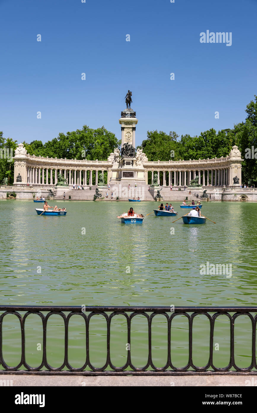 Vertical view of the boating lake and Monument to King Alfonso XII at ...