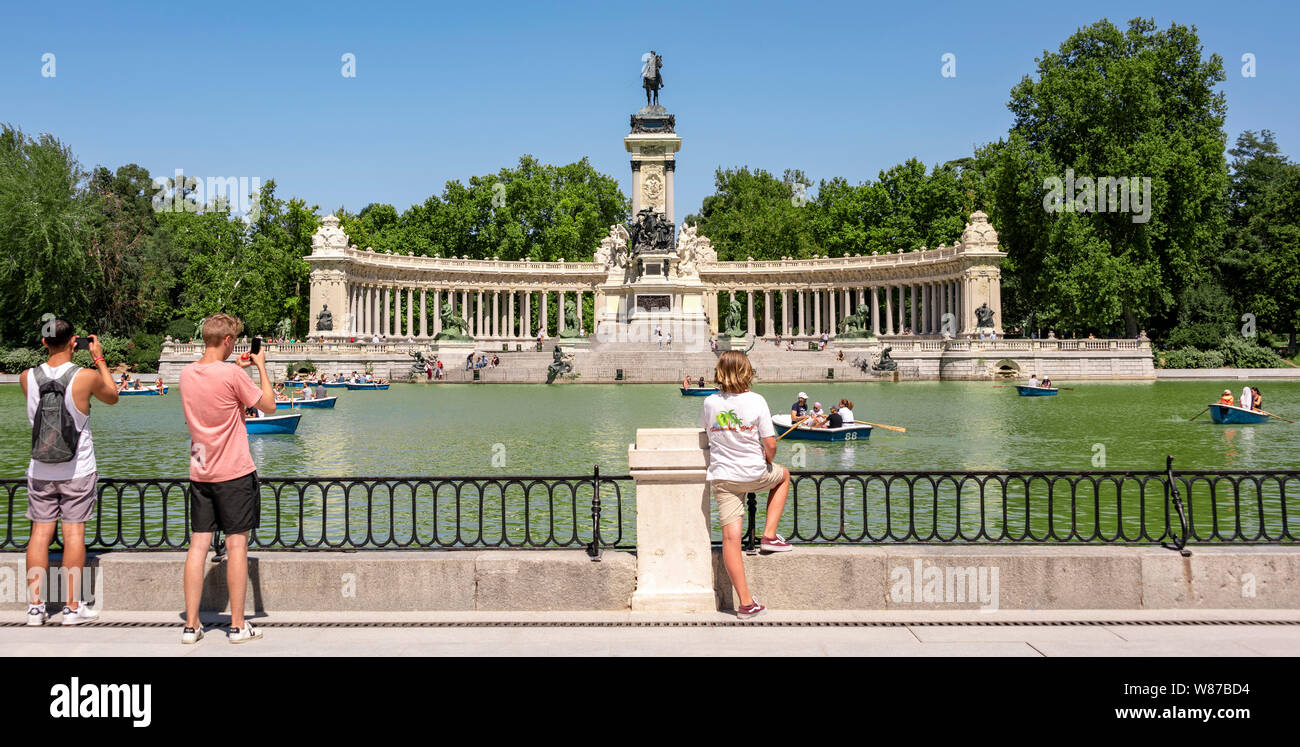 Horizontal panoramic of the boating lake and Monument to King Alfonso ...