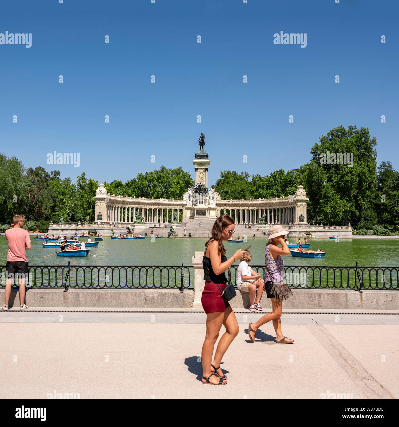 Square view of the boating lake and Monument to King Alfonso XII at ...