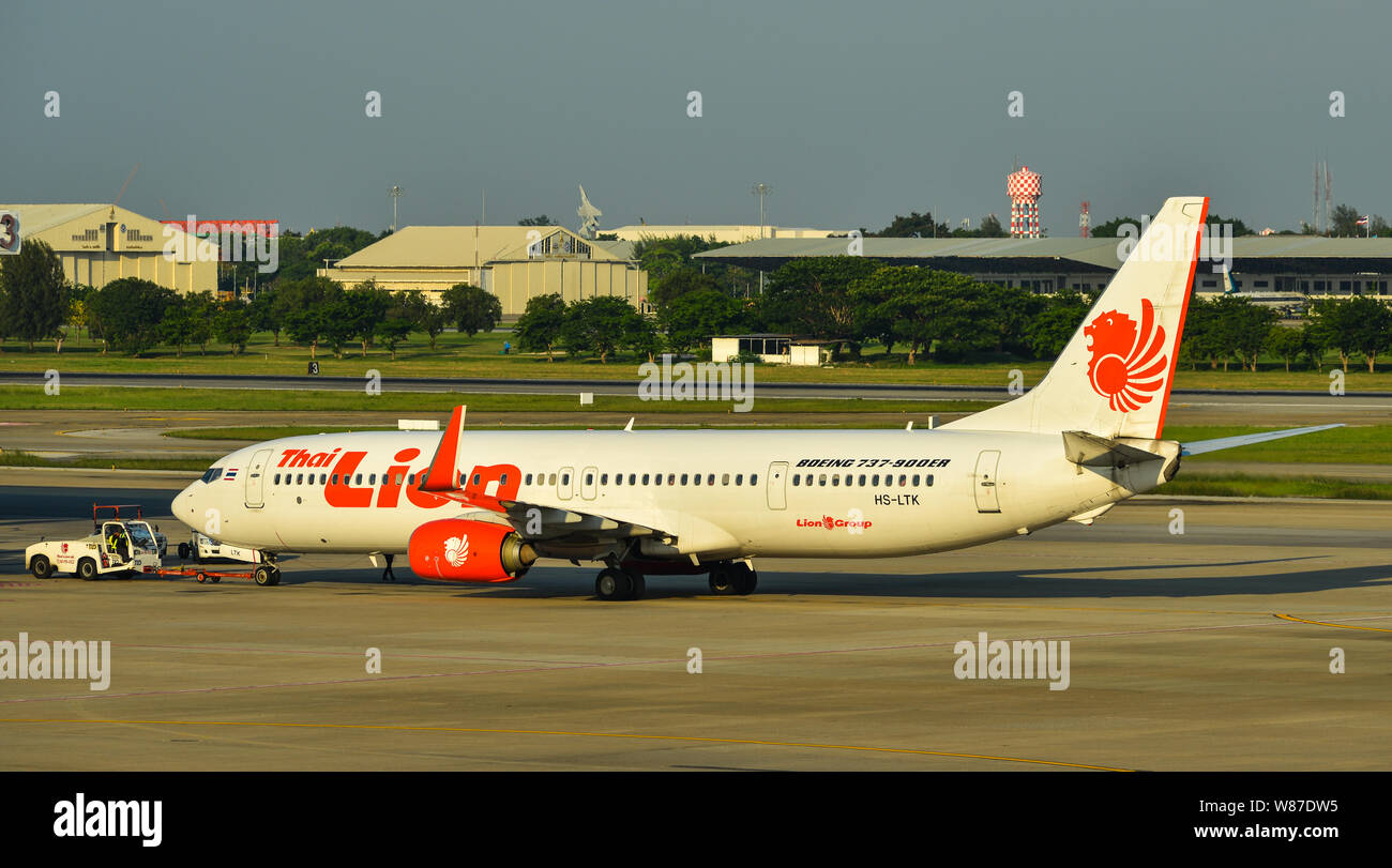 Thai lion air boeing taxiing hi-res stock photography and images - Alamy