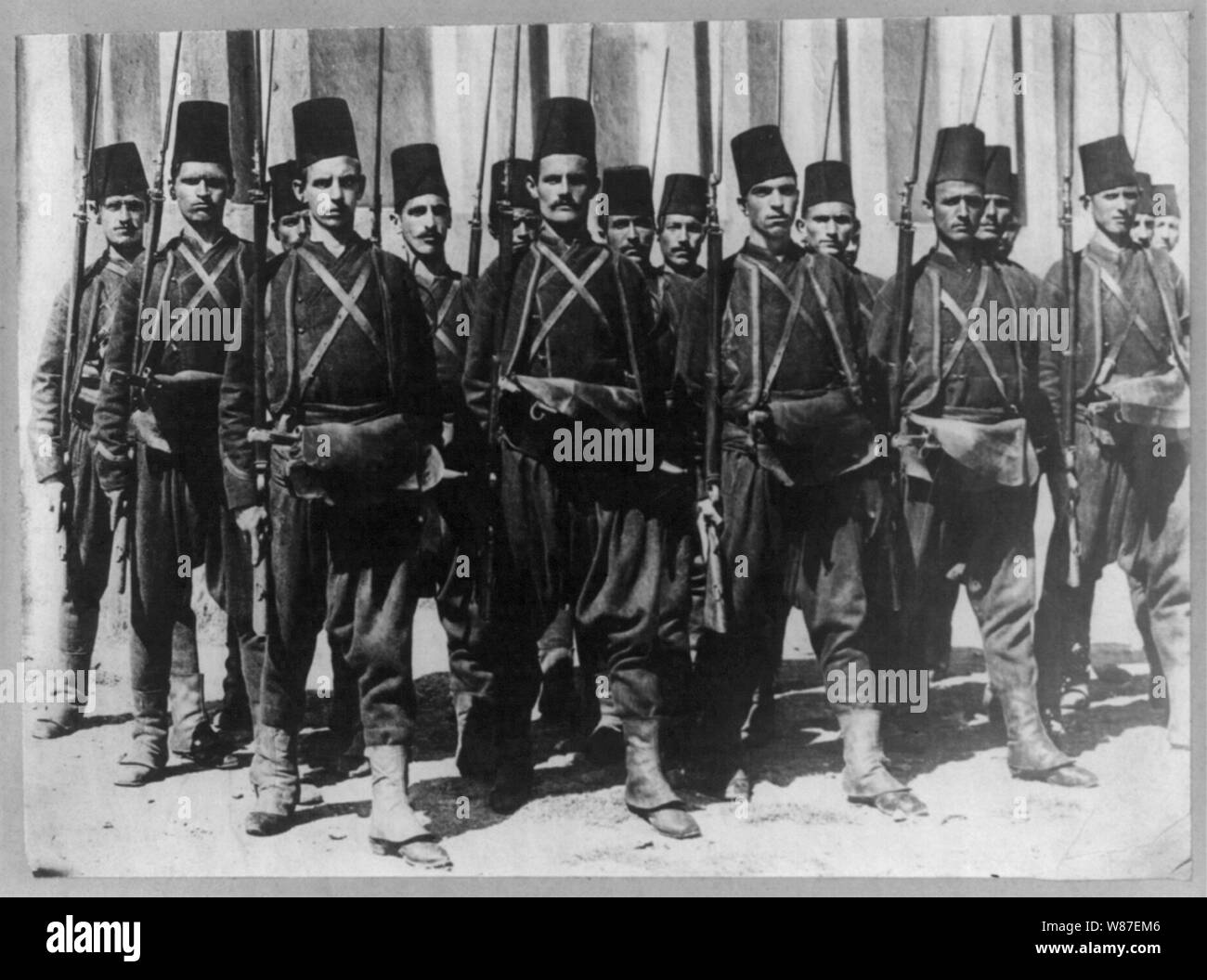 18 Turkish soldiers posed, standing, with rifles Stock Photo - Alamy