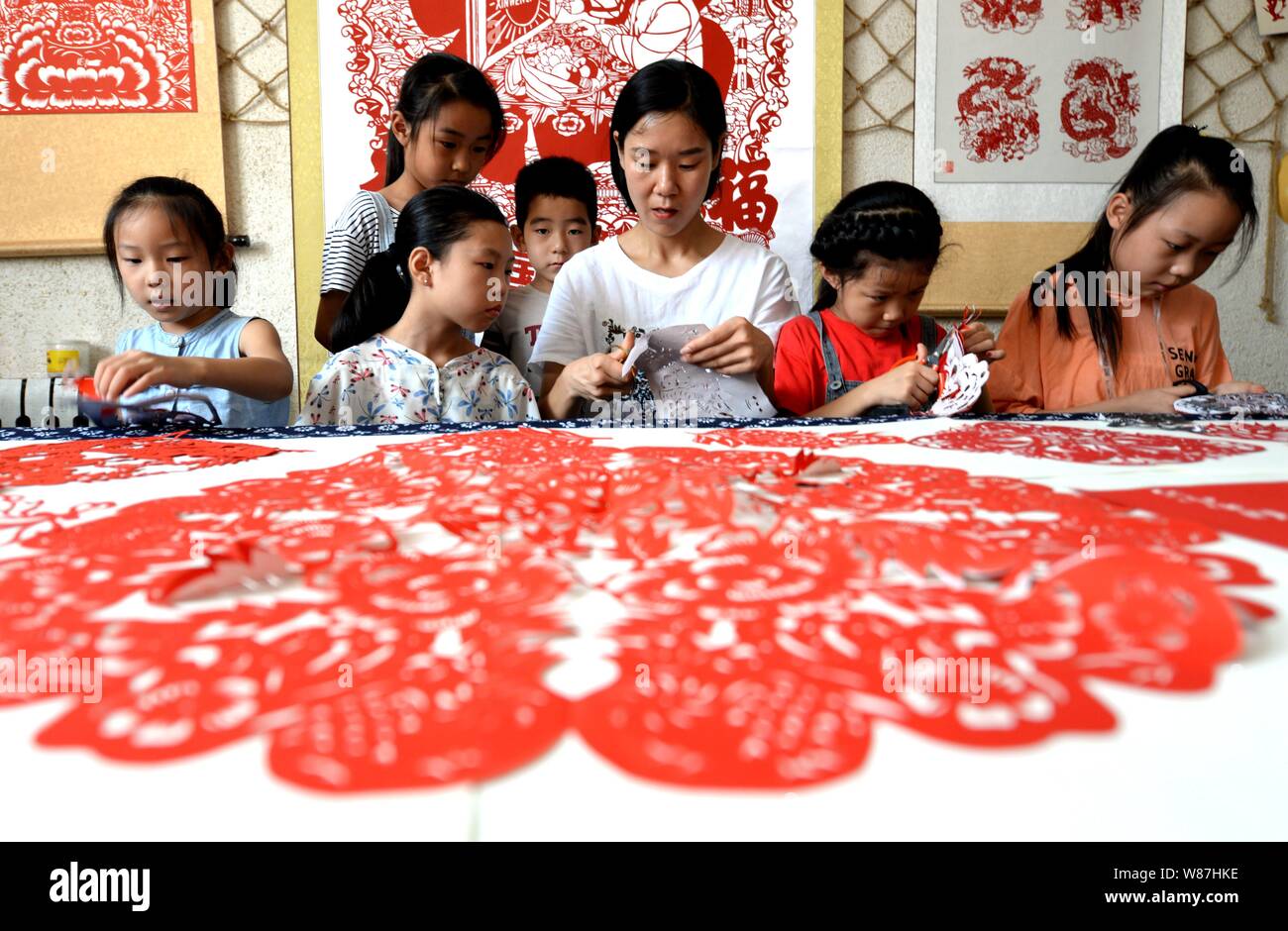 Children cutting paper in class hi-res stock photography and images - Alamy