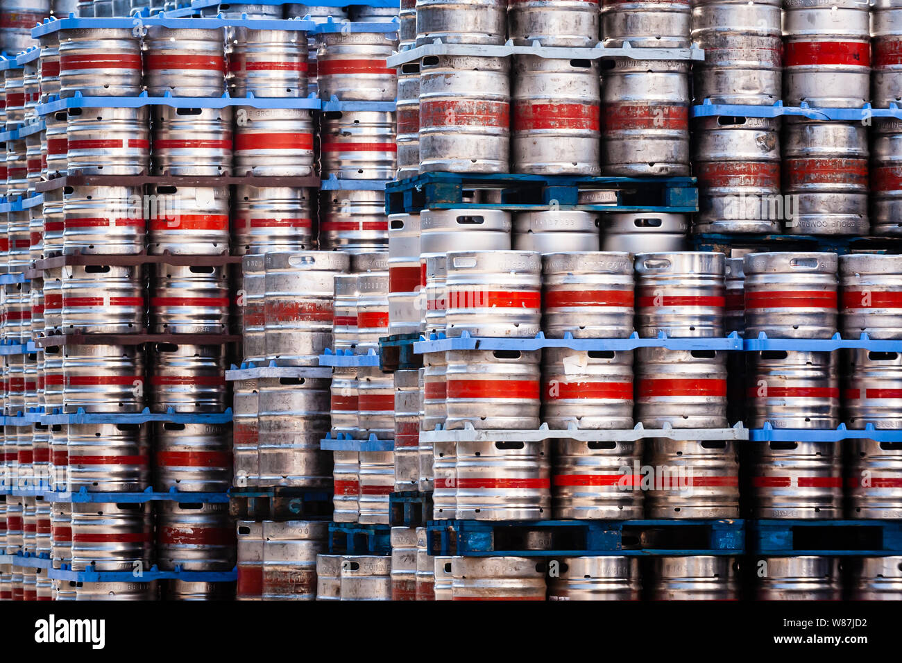 Barrels on pallets hi-res stock photography and images - Alamy