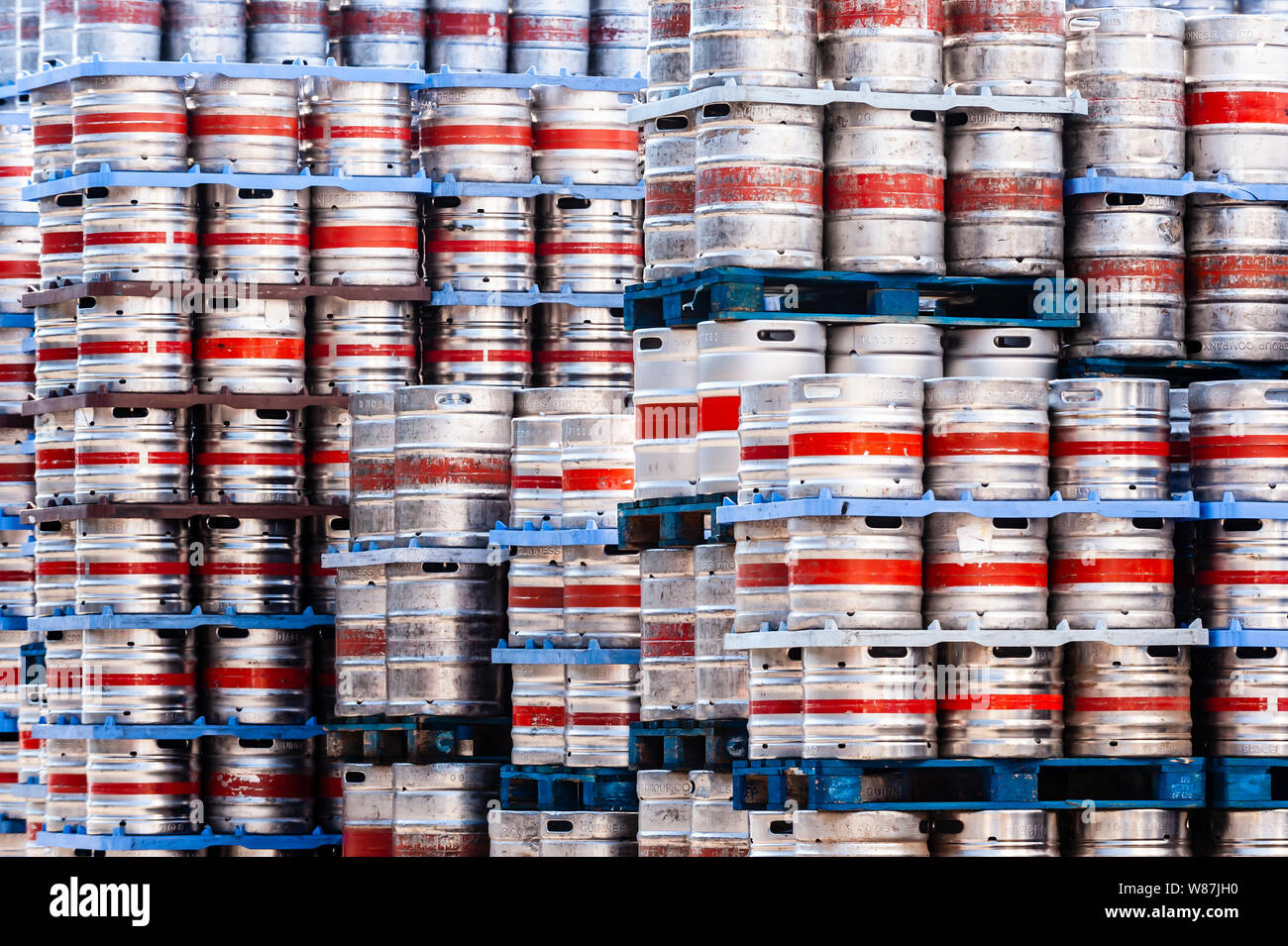Barrels on pallets hi-res stock photography and images - Alamy