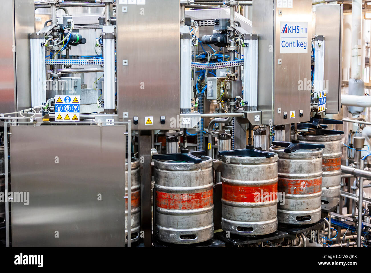 Beer kegs on a conveyor belt in a brewery manufacturing plant Stock ...
