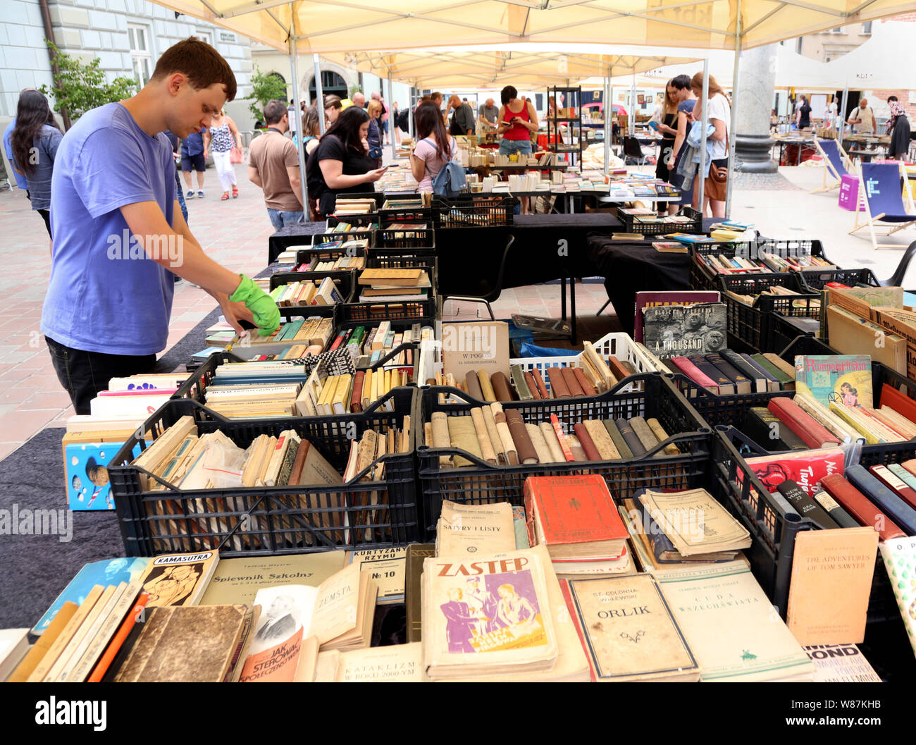 Open air bookstore hi-res stock photography and images - Alamy