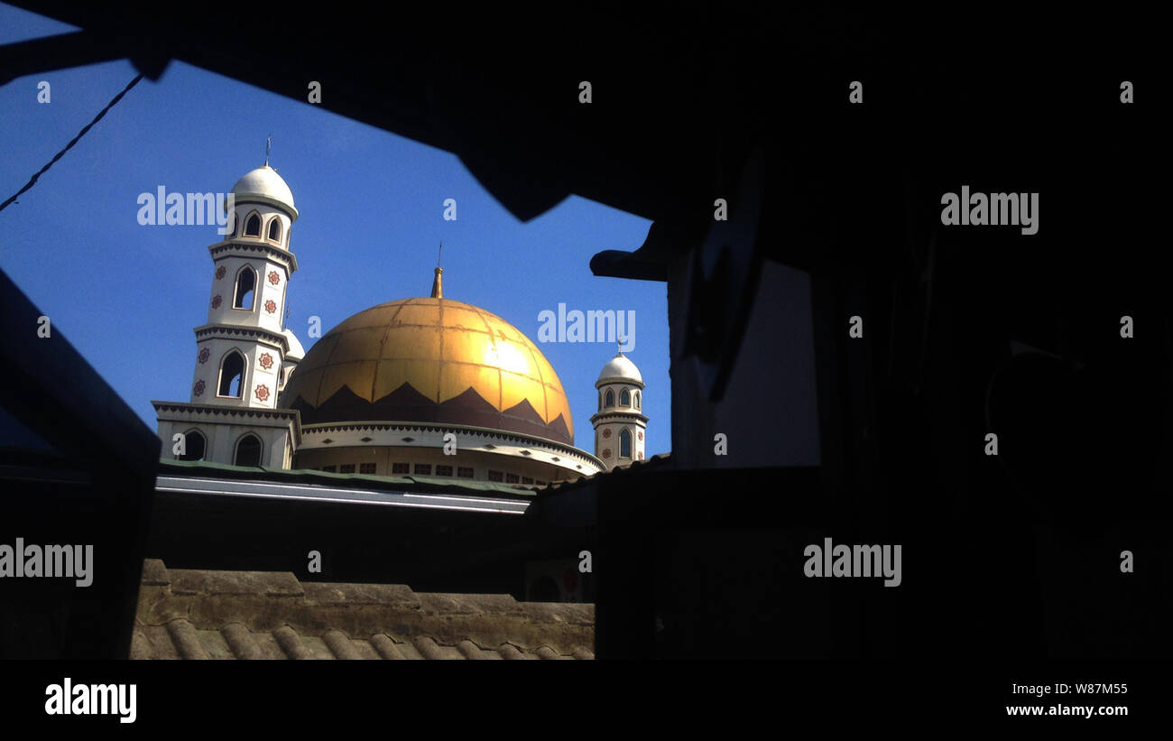 Urban mosque hi-res stock photography and images - Alamy