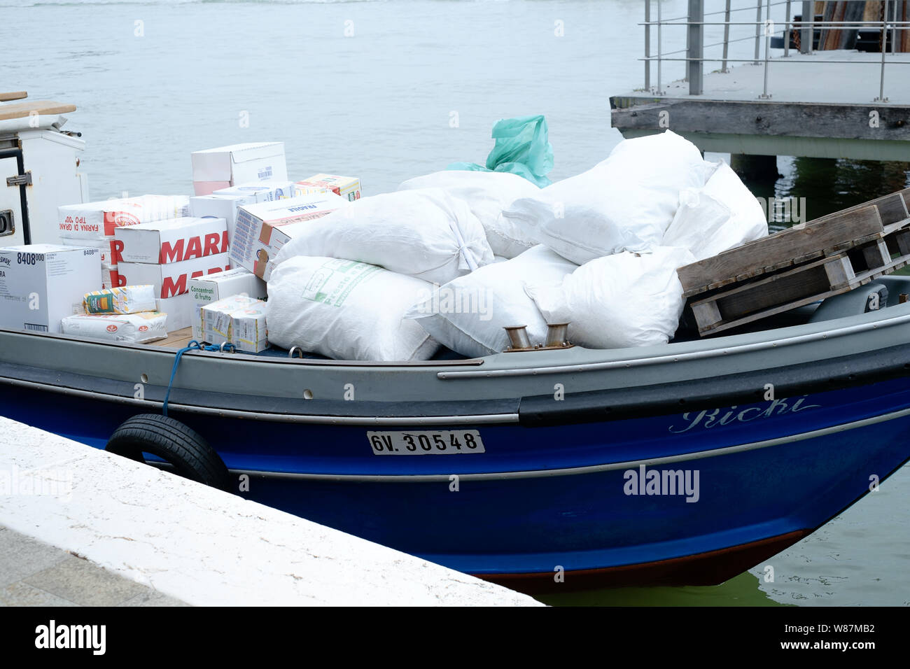 Island delivery service hi-res stock photography and images - Alamy